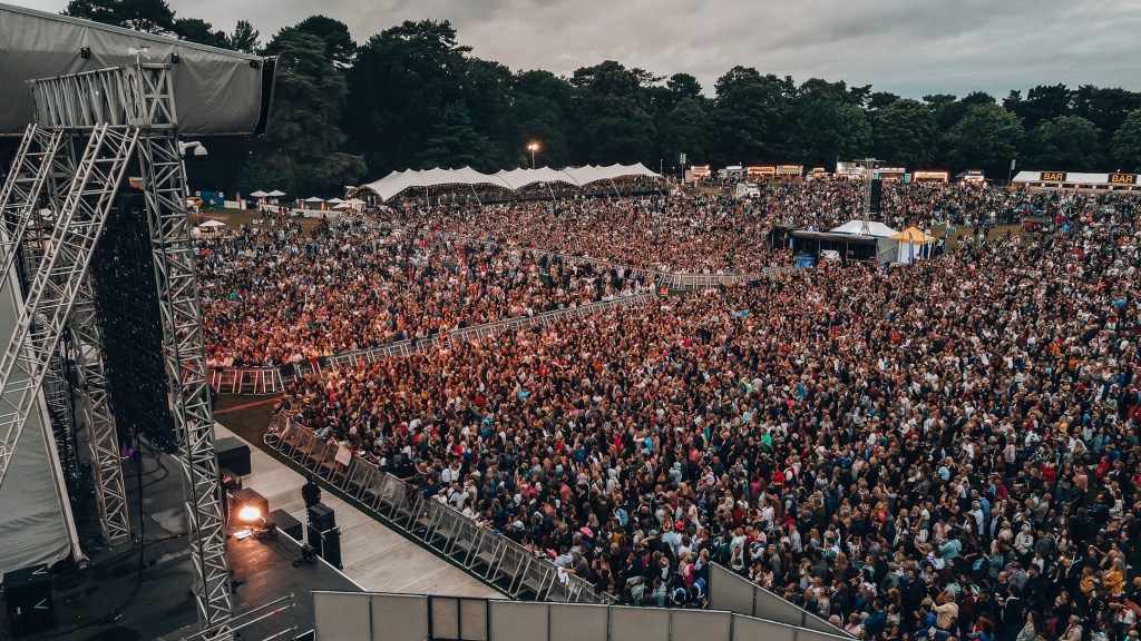 Shania Twain and Avril Lavigne Announced As Headliners For Summer ...